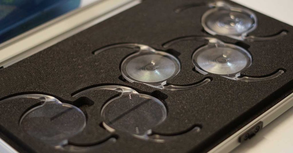 Kalıcı Lens Ameliyatı Nedir? Akıllı Lens, Fakik IOL ve Şeffaf Lens Değişimi